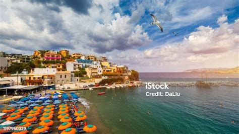 일출 Rethymno 크레타 그리스발리에서 선박 보트 해변과 등대와 항구의 파노라마 레티노 크레타 그리스 근처 발리 마을에서