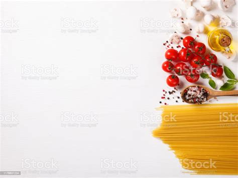 흰색 배경에 파스타를 요리하기위한 재료와 파스타 스파게티 상단보기 텍스트의 공백을 복사합니다 선택적 포커스 강판에 갈기에 대한 스톡 사진 및 기타 이미지 Istock