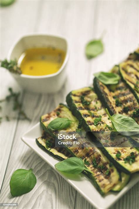 올리브 오일과 바질 수제 요리와 함께 구운 호박의 플랫 레이와 네거티브 공간 굽기에 대한 스톡 사진 및 기타 이미지 굽기