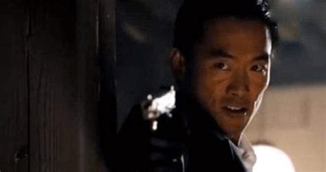 他是台湾的黑帮老大，火拼时只杀黑帮老大，临死前想跟女朋友结婚来福犯罪女孩子