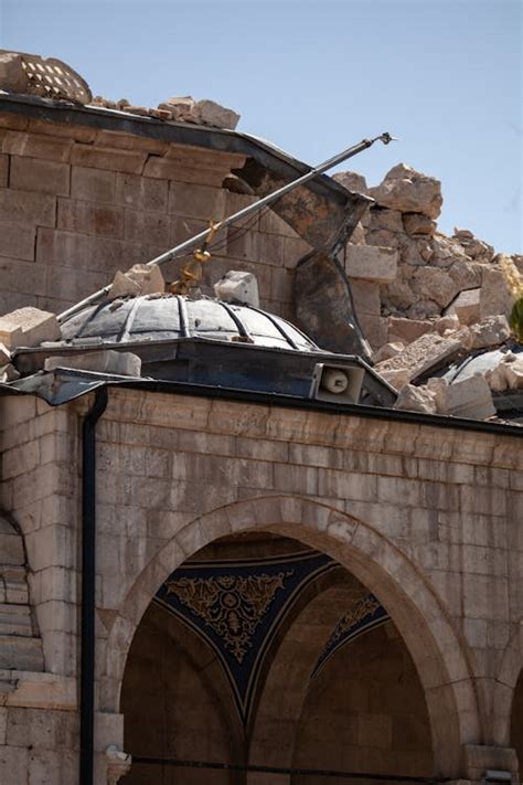 건물 건축 건축물의 손상 구조적 손상 균열 기둥 도시의 돌 돔 말라 티아 모스크 무너짐 문화 유산 문화적 벽돌 부서지다 비극 사이트 손상된
