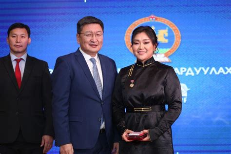 Чөлөөт бөхийн дасгалжуулагч Зэвэгийн Дүвчинд Ардын багш цол хүртээв