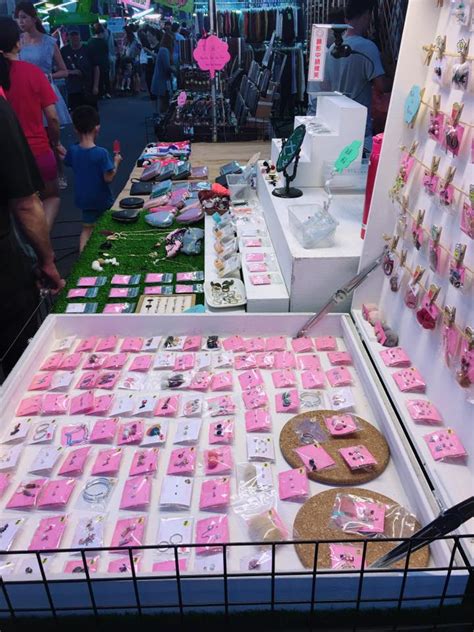 Pink Tree Accessory 公告 快空了捏，來探望一下勞闆娘好嗎😳😳😳 今天是pink Tree小攤 在星期六彰化精誠夜市的最後一晚 小妞們來讓勞闆娘瞧瞧可愛的你們吧