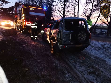 Dopravni Nehoda U Lukovecku Osobni Auto Skoncilo Na Strese V Koryte Potoka Zasahovaly Vsechny