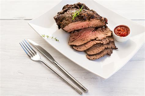 백 리 향 나뭇가지와 빨간 Sause 흰색 접시에 쇠고기를 구운 로스트 비프에 대한 스톡 사진 및 기타 이미지 로스트 비프