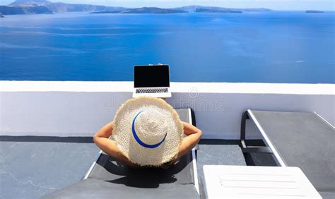 Nómada Digital Con Laptop Y Ejecución Remota Con Vista Panorámica Brillante Foto de archivo