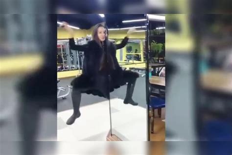 那些健身房里拍到的尴尬瞬间，美少妇拉伸失误，看着就很疼的样子少妇瞬间失误