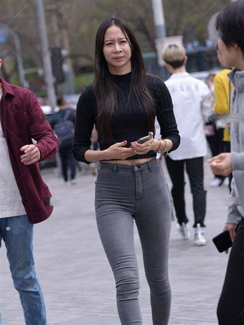 毛衣搭配牛仔裤，简单又好看，穿上高跟鞋还显得很淑女