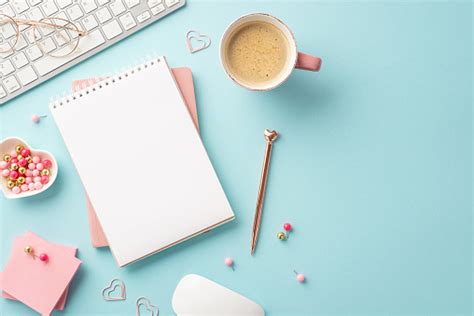발렌타인 데이 개념입니다 키보드 일기 펜의 상위 뷰 사진 스티커 메모 종이 하트 모양의 접시 압정 안경 커피 컵과 컴퓨터 마우스