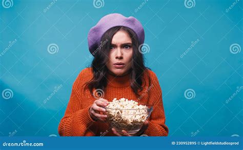 Mujer Impresionada Con Palomitas De Maíz Viendo La Respiración Imagen