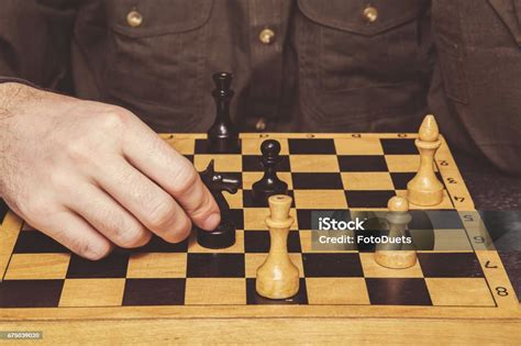 남자의 손이 말 그림을 들고 나무 체스판에 체스를 연주 빈티지 복고 스타일입니다 경기 스포츠에 대한 스톡 사진 및 기타 이미지