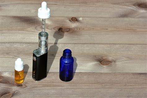 전자 담배 Vaping 기술적 장치에 대 한입니다 병에 있는 액체 개성 개념에 대한 스톡 사진 및 기타 이미지 개성 개념