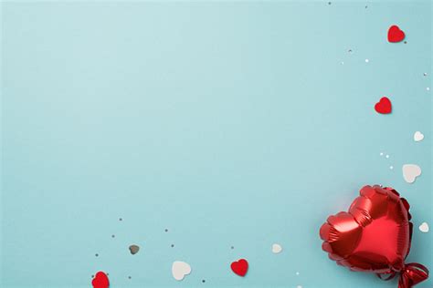 발렌타인 데이 장식의 최고 보기 사진 하트 모양 풍선 빨간색과 흰색 마음 색종이와 카피 스페이스와 고립 된 파스텔 블루 배경에