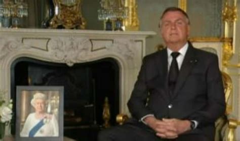 Bolsonaro assina livro de condolências da rainha Elizabeth II