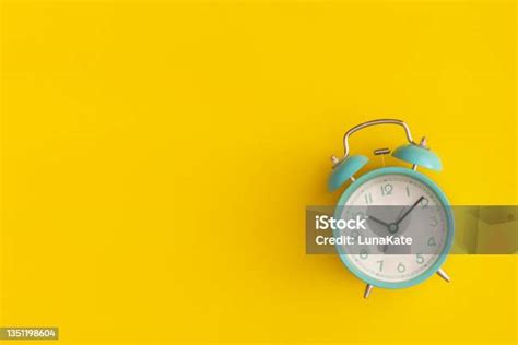 노란색 배경에 파란색 알람 시계 복사 공간이 있는 상단 뷰입니다 플랫 레이 학교 개념으로 돌아갑니다 0명에 대한 스톡 사진 및 기타 이미지 Istock