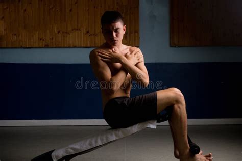 Adolescente De Dezenove Anos Se Exercitando Uma Reviravolta Imagem De Stock Imagem De
