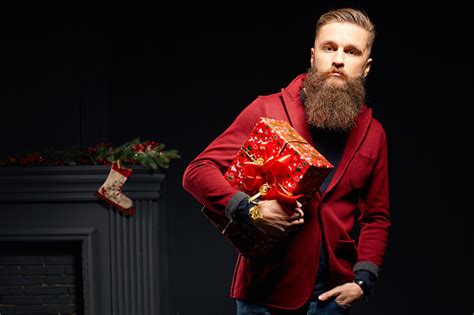 빨간 크리스마스 상자와 스튜디오에서 잘 생긴 세련된 수염 남자 기업 재무와 산업에 대한 스톡 사진 및 기타 이미지 기업 재무와 산업 남자 머리 모양 Istock