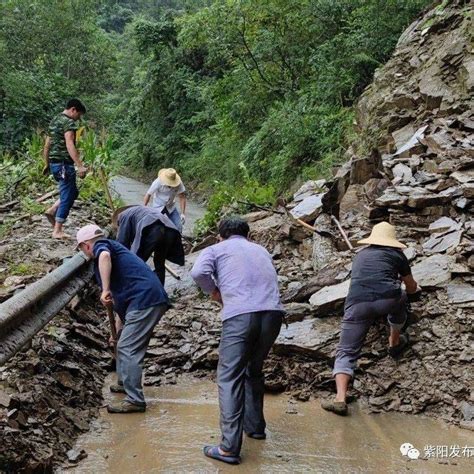 强降雨导致紫阳境内多条道路中断交通部门全力抢修保畅塌方