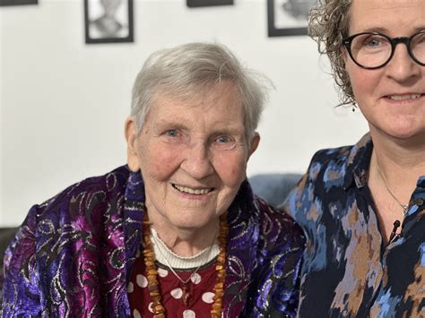 Jytte Har Levet I 80 år Men Fylder Kun En Fjerdedel Blev Drillet Af Søskende Fordi Hun Ikke