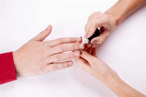 살롱에서 남자의 매니큐어 아름다움과 관리 개념 뷰티 프로모션 스파 손톱 의 손질 처리 아름다운 남성 손입니다 건강관리와 의술에
