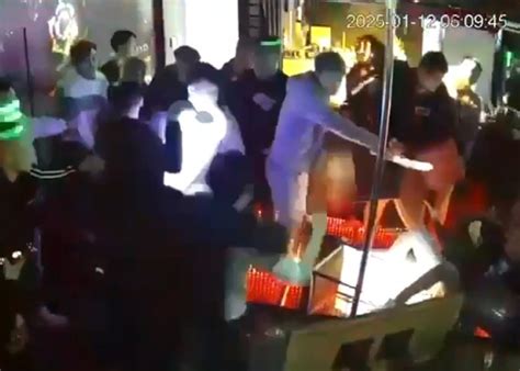 兩黑幫尖沙咀樓上吧爆衝突 揮刀掟櫈肆無忌憚 一男捱斬受傷｜即時新聞｜中港台｜oncc東網