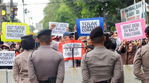 Massa Demo Minta KPU Dan Bawaslu Dibubarkan