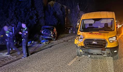 Unfall Dhl Transporter Schleudert Kleinwagen Auf Gehweg Mopo