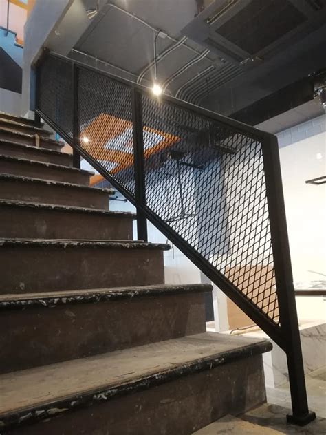 🛠 ราวบันไดตะแกรงเหล็กฉีกง่ายๆ สวยๆ ดิบๆ ทาสีดำด้าน 🛢 รับติดตั้งราว