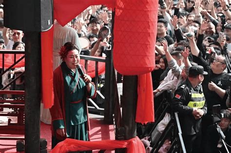 开封“王婆”走红：年轻人的相亲需求有多大？赵梅舞台游客