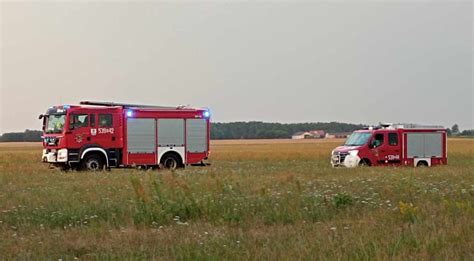 Samolot spadł na hangar Nieoficjalnie przebywało tam 12 osób