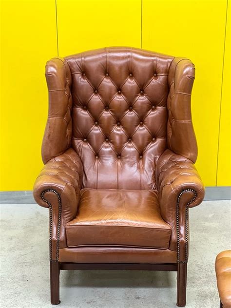 Brauner Vintage Chesterfield Ohrensessel mit Fußhocker 2er Set bei