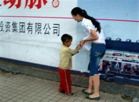 被拐儿子街上认出妈妈妈妈却不肯相认三天后网友大快人心