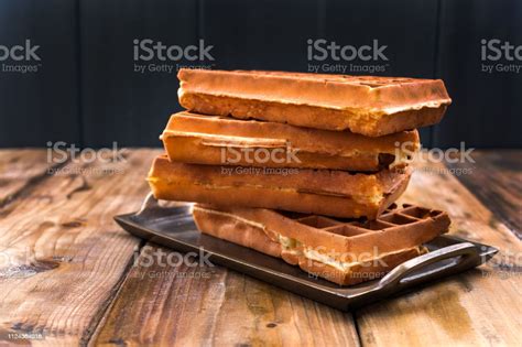 나무 배경에 벨기에 와플 가족 아침 홈메이드 패스트리 최소한의 구성입니다 사진에 텍스트를 배치 합니다 건강한 식생활에 대한 스톡 사진 및 기타 이미지 Istock