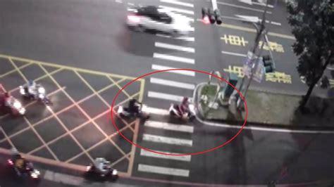 變換車道不慎！ 女騎士「自撞分隔島」 波及8機車3人傷社會 壹新聞