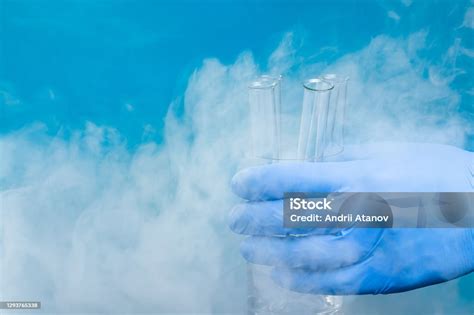파란 배경 위에 고립 된 주위에 증기와 실험실 테스트 튜브를 들고 사람 연구 유리 제품 복사 공간을 복사합니다 연구 개념 실험실에 대한 스톡 사진 및 기타 이미지 Istock