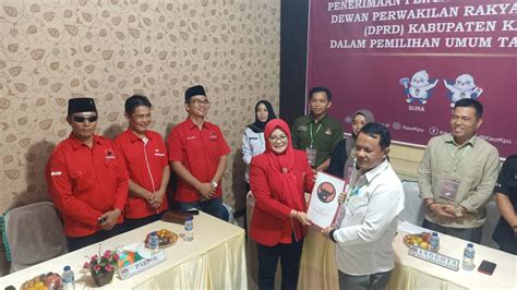 BREAKING NEWS PDIP Serahkan Nama Bacaleg Ke KPU Kaur 2 Politisi