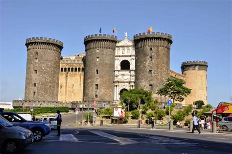 Неапол Най популярни атракции карта план за разглеждане на забележителности паметници