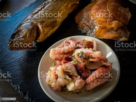 훈제 고등어 훈제 연어 마늘 기름에 해산물이 차가운 생선 접시로 식욕을 돋우는 건강한 생활방식에 대한 스톡 사진 및 기타 이미지 건강한 생활방식 건강한 식생활 고등