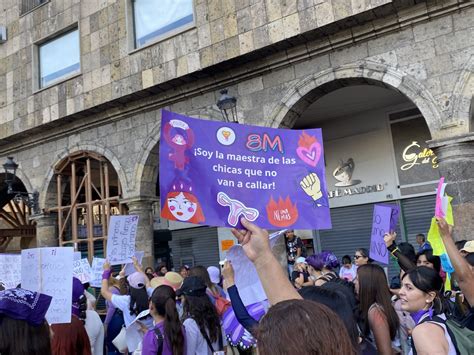 Las maestras marchando también están enseñando Red de Maestras