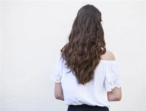 ⬇ Скачать картинки Вид сзади женщины стоковые фото Вид сзади женщины в