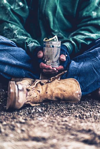 돈 주석 을 가진 노숙자 남자 구걸 용 돈 1 달러 지폐 미국 지폐 통화에 대한 스톡 사진 및 기타 이미지 1 달러 지폐 미국 지폐 통화 거지 구걸 사회 문제