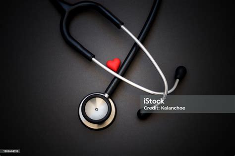 검은 색 배경에 청진기와 붉은 마음 심장학 개념 세계 보건의 날 및 의료 개념 의사 진단 코로나바이러스 질환용 흑청진기 의사의 날 간호사의 날 0명에 대한 스톡 사진 및