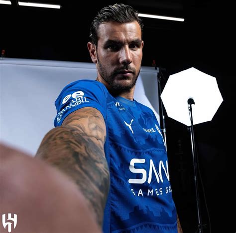 تئو هرناندز در پیراهن الهلال عربستان عکس طرفداری