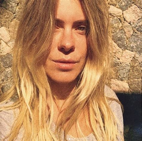Carolina Dieckmann faz sessão de selfies Bota a cara no sol mana