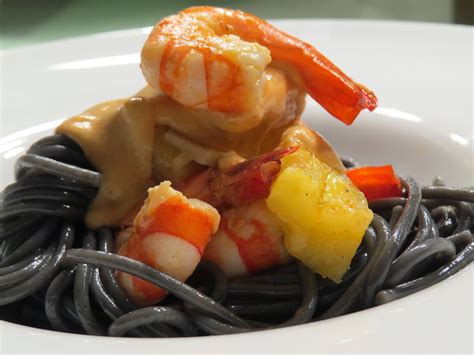 Massa Preta Com Gambas E Ananás