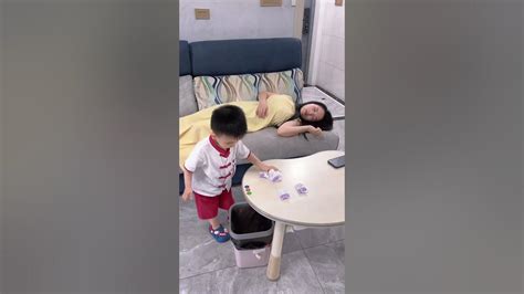 妈妈故意在沙发上睡着想看一下儿子的反应，结局太暖心了！funny萌娃cute Youtube