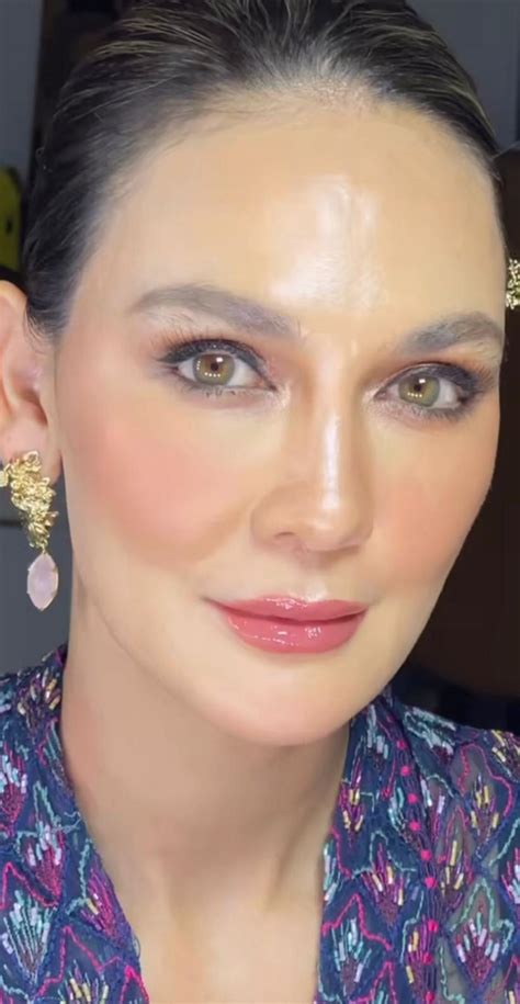 5 Potret Cantik Luna Maya Melenggang Di Istana Berbatik Pakai Busana
