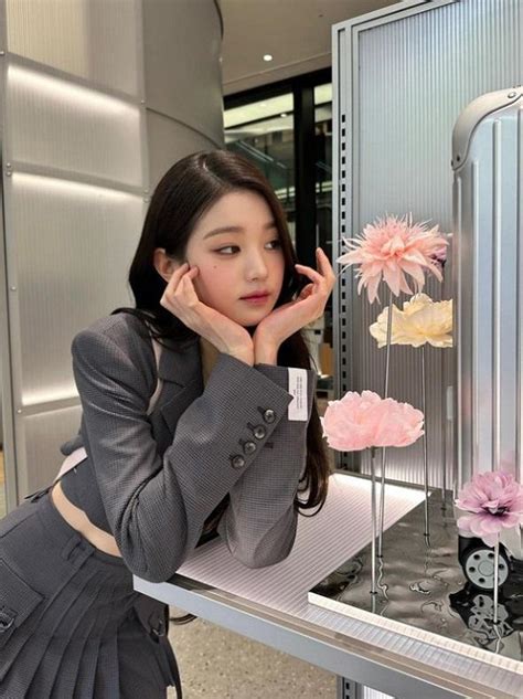 韩国女团ive成员张员瑛sns发近照托香腮近照女团美貌新浪新闻