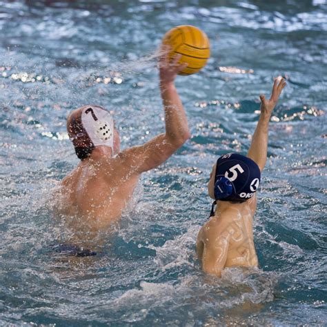 男孩玩水球图片 包图网企业站 男孩玩水球图片 包图网企业站