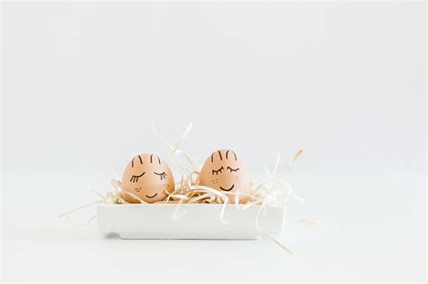 둥지에 얼굴을 가진 갈색 손으로 그린 계란 당신의 디자인에 대한 기프트 카드 텍스트 장소 미니멀 한 부활절 4월에 대한 스톡